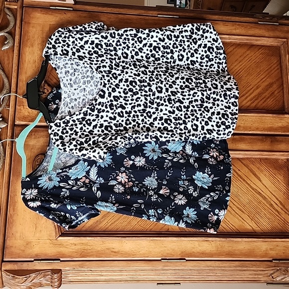LOFT | Tops | 2 Loft Outlet Tops M | Poshmark